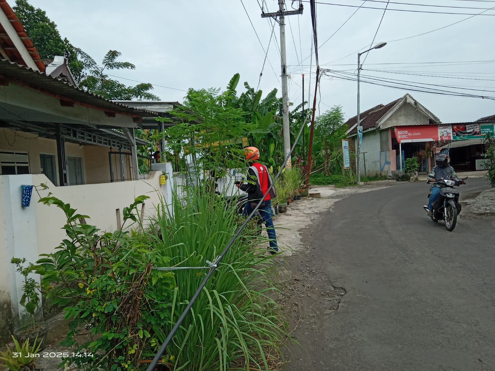 Pemasangan Tiang dan Kabel Fiber Optik Semrawut di Lumajang, Ancam ...